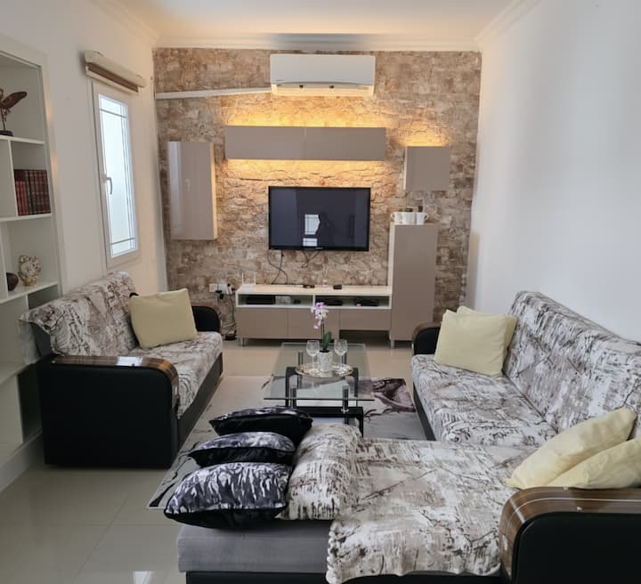 2+1 Geniş Bahçeli, Balkonlu Full Eşyalı Daire - Cyprus
