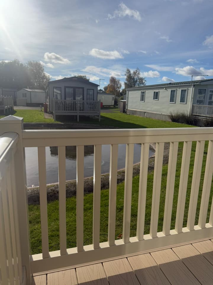 Stunning Caravan With Pond Views Ref 33026m - Skegness