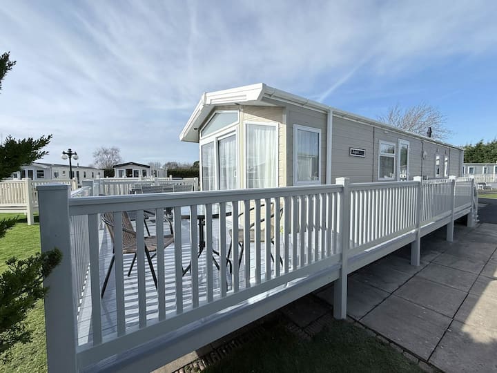 Stunning Caravan With Pond Views Ref 33026m - Skegness