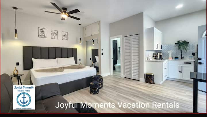 #46 Stylish Villa Rosas Suite (King Bed) - Tampa, FL