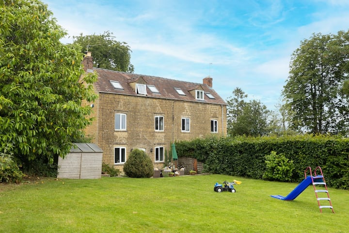 Sleeps 6+1 Cotswold Holiday Home - Holly Cottage - Bourton-on-the-Water