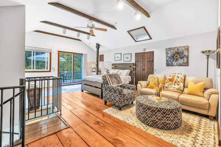 Woodsy Escape In Beautiful Primary Guest Home! - Saugatuck Reservoir, CT