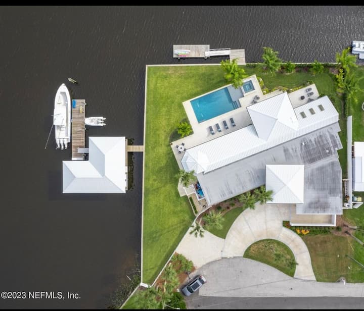 Waterfront Estate: Boat Lift, Docks, Pool, Hot Tub - Atlantic Beach, FL
