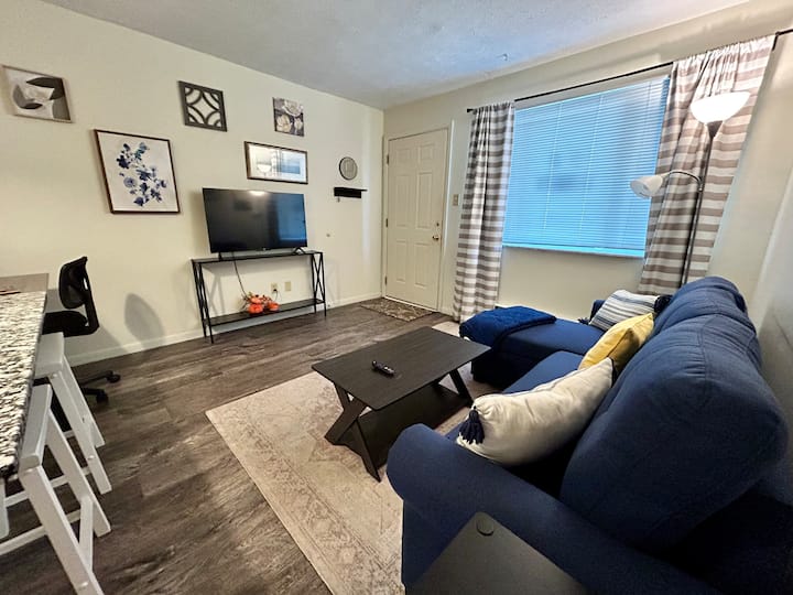 Maple Row: Cozy Retreat - Bloomington, IN