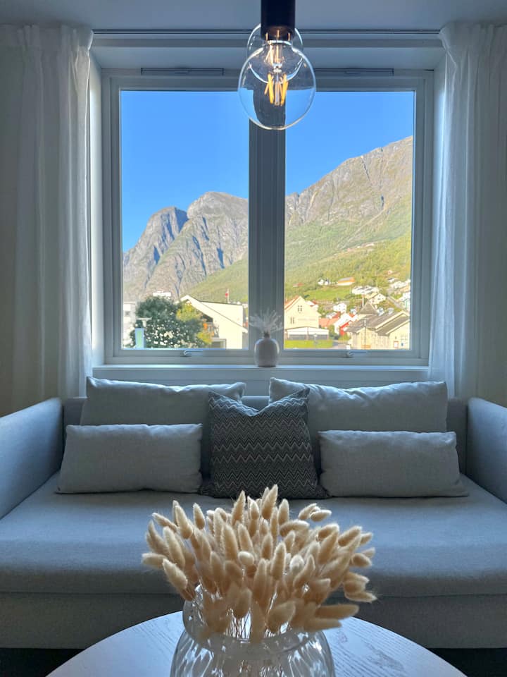 Near Fjord With Mountain Views - Aurlandsvangen