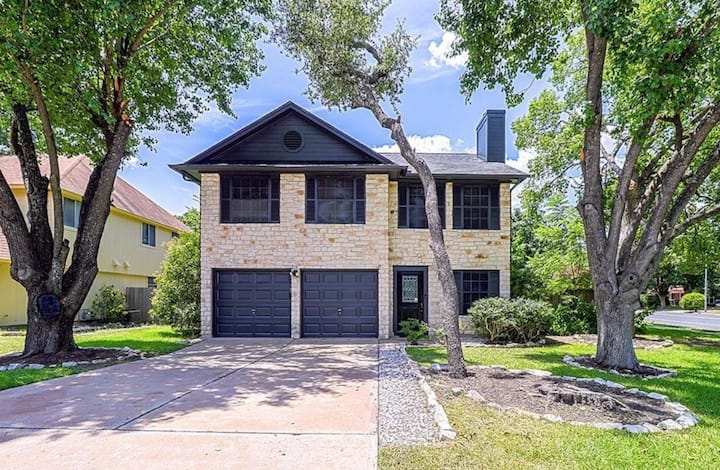 North Austin Abode: Sleeps 9, 10 Mins To Domain! - Austin