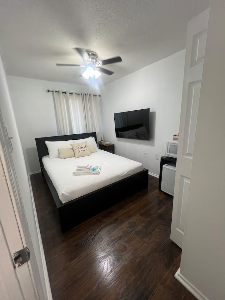 Bedroom 2 - 1.5 Shared Bathroom - Woodbridge, VA