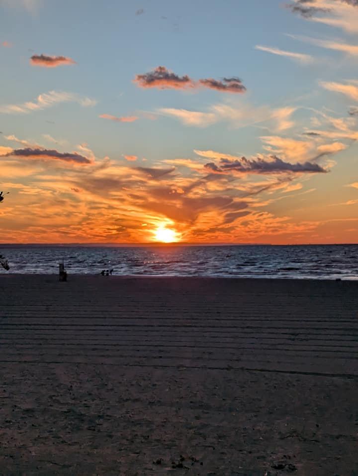 Sunset Beach House Niagara | 2 Living Rooms + Yard - Niagara-on-the-Lake