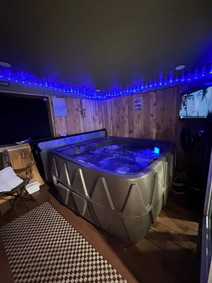 The Love Nest (Private Hot Tub) On The River - Smithville, TX