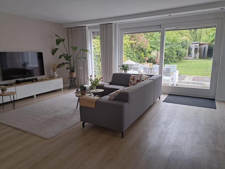Riante Hoekwoning Met Grote Tuin - Hoorn