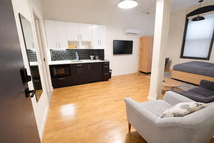 Trumbull Fully Furnished Studio Central Location - Hartford, CT