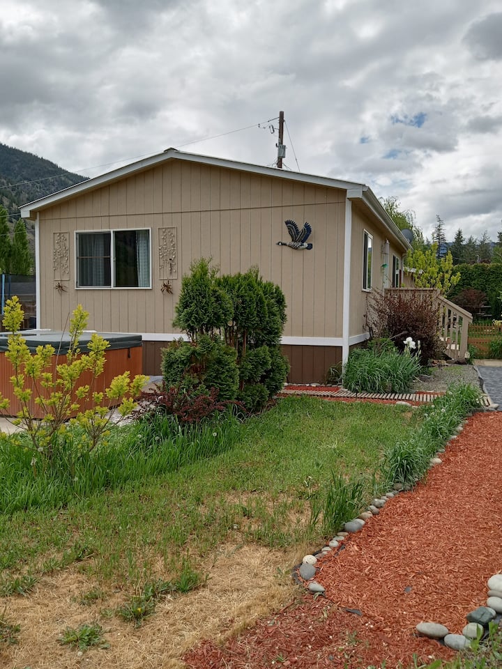Juccuzi & Stars 2 Bed Home On 1/2 Acre Okanagan - Keremeos
