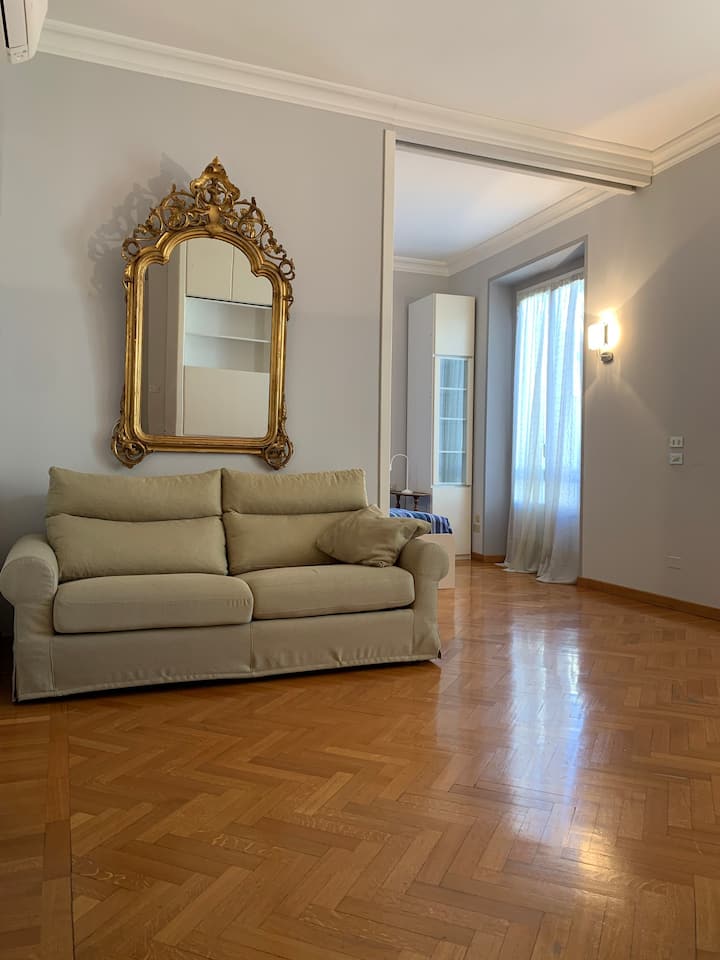 House Of Sun In Magenta It015146c2uou3jsn5 - Milan