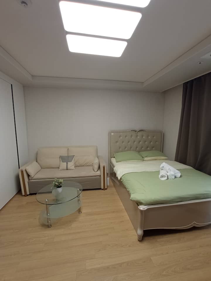 D15 Clark Condo Staycation Near Airport  Free Pool - Angeles