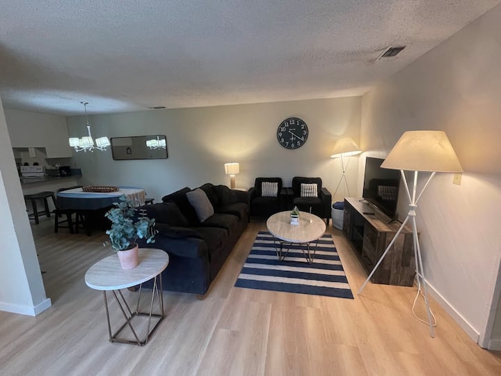 Fully Furnished 3 Bedroom, 2 Bathroom Entire House - Sacramento, CA