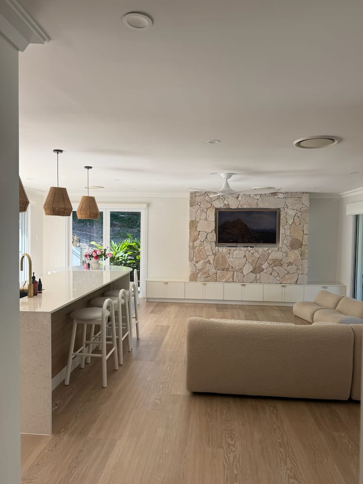 Modern Mediterranean Entertaining Dreamhouse - トゥイード・ヘッズ