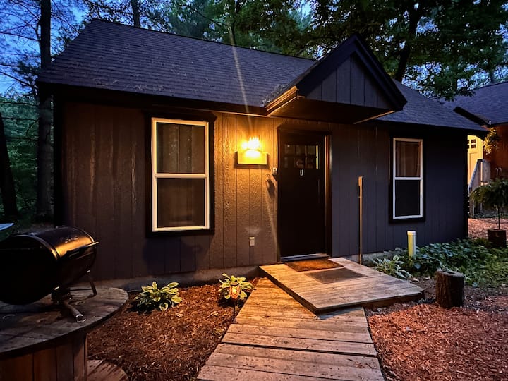 The Pawfect Retreat: Your Pup Stays Free! - Wisconsin Dells, WI