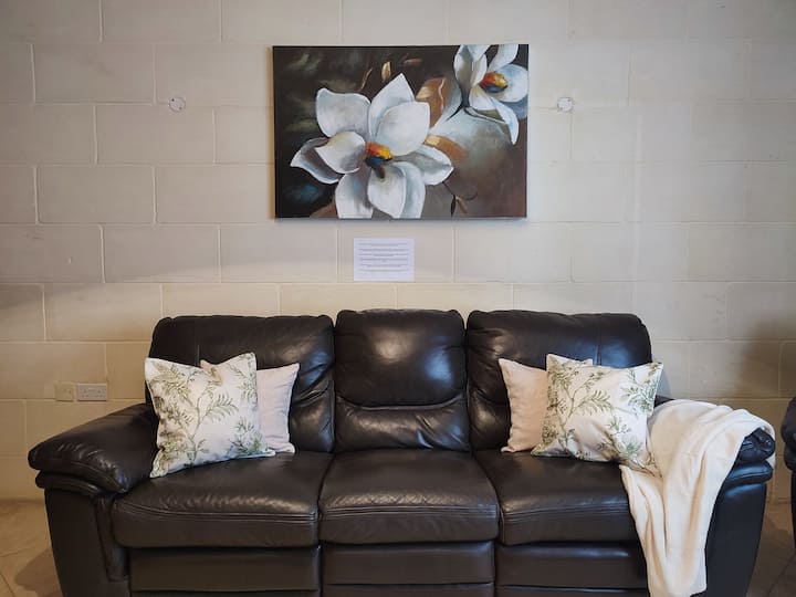 Spacious 3 Min From Beach. 1 Bedroom Apartment. - Malta