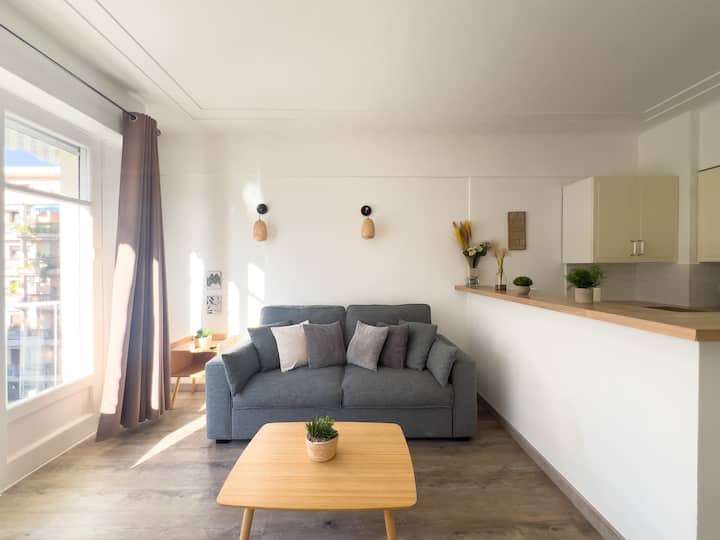 Calme Et Moderne Avec Balcon Ensoleillé - Golfe-Juan