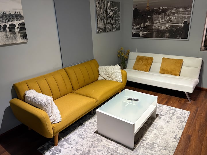 Train To Chicago, Philips Café And 5 Smart Tvs - Joliet, IL