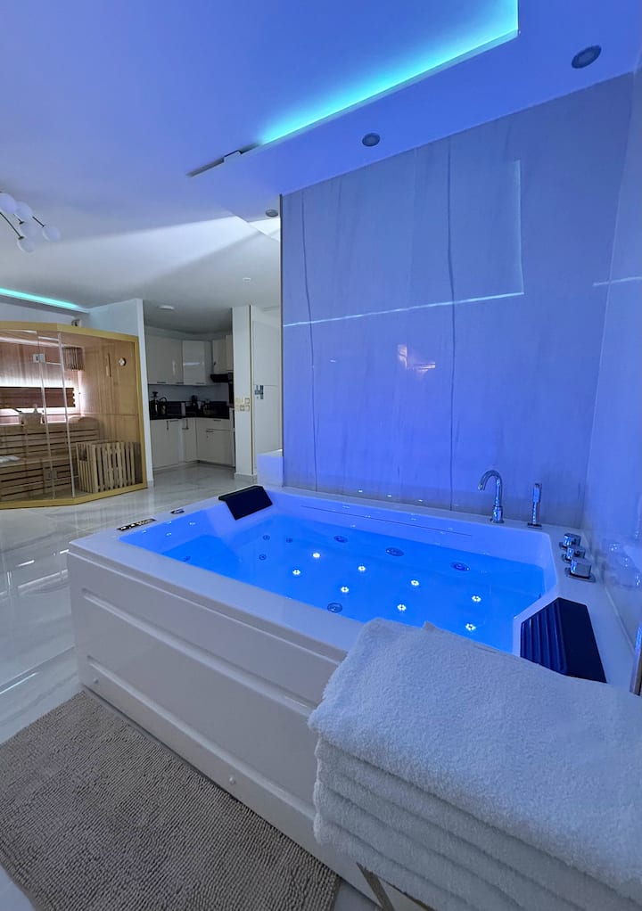 Suite Gold – Jacuzzi Xxl, Cheminée & Ambiance Led - Herblay
