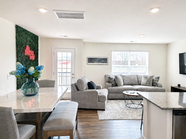 Walk To Bristol Speedway| 3br/2.5ba+ Garage & Wifi - Boone Lake, TN