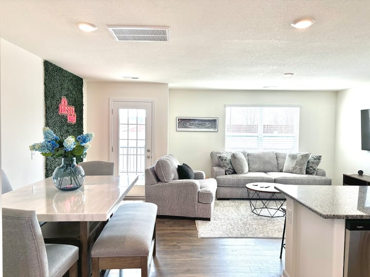 Raceday Getaway - Right Across Bristol Speedway! - Bluff City, TN