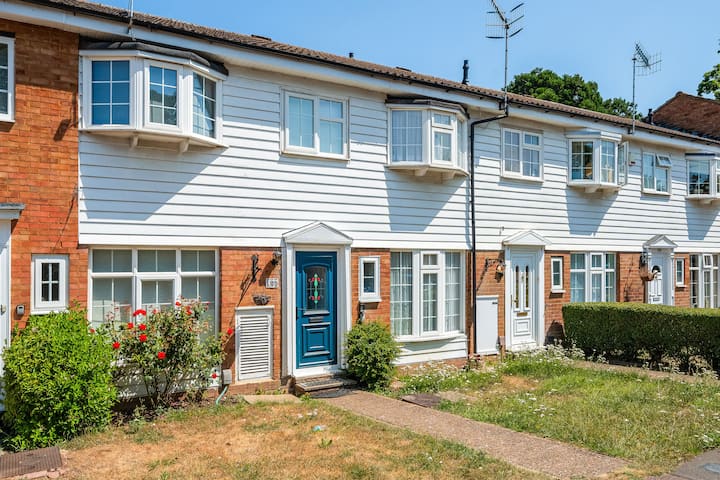 Stylish Family Friendly 3 Bed Home In Borehamwood - Barnet