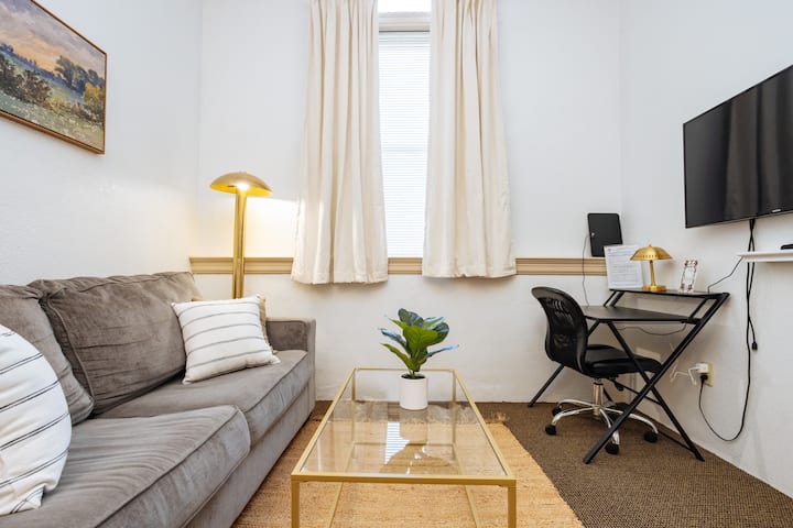 Walkable Westport Suite With Parking - Kansas City, KS