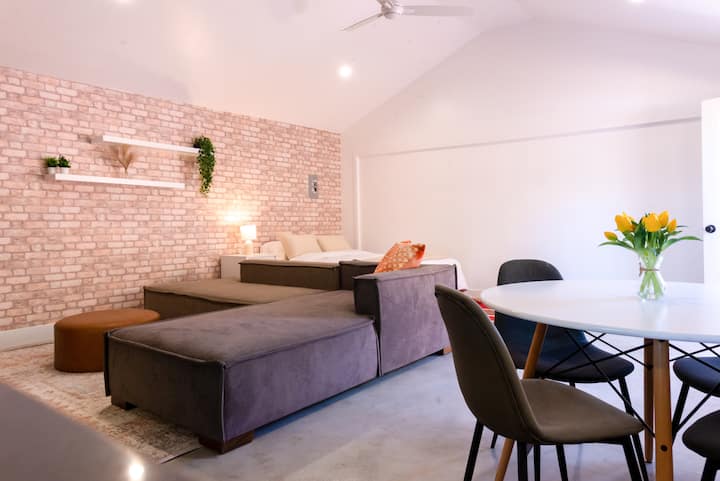 Modern Private Guesthouse With Parking, Yard & W/d - Harvard Park - Los Angeles