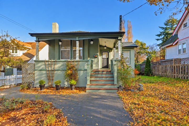 #122 Belmont Ave - Full Three Bedroom House - Oak Bay