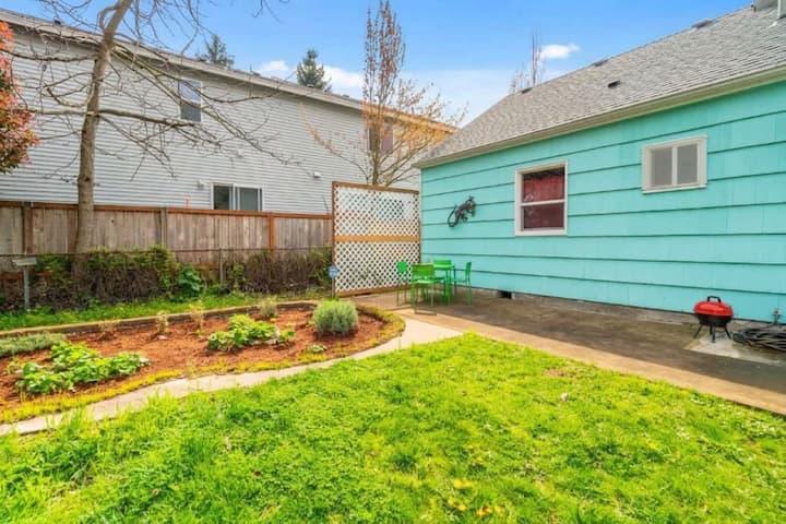 Vibrant 1950s Mt Scott Home - Happy Valley, OR