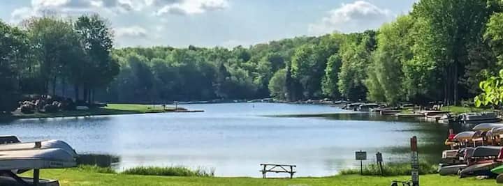Hideout & Chill, Golf, Ski, Tennis, Pool & Lake - Waymart, PA