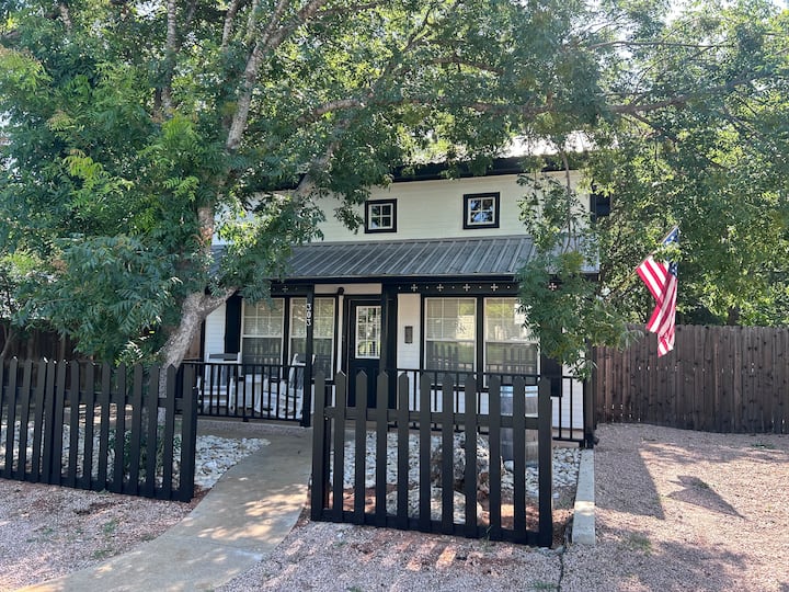 Columbus Cottage .5 Mile To Main, Private Hot Tub - Fredericksburg