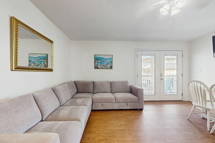 Bright 1br | Near Beach | Deck | Pool Access - Gulf Shores, AL