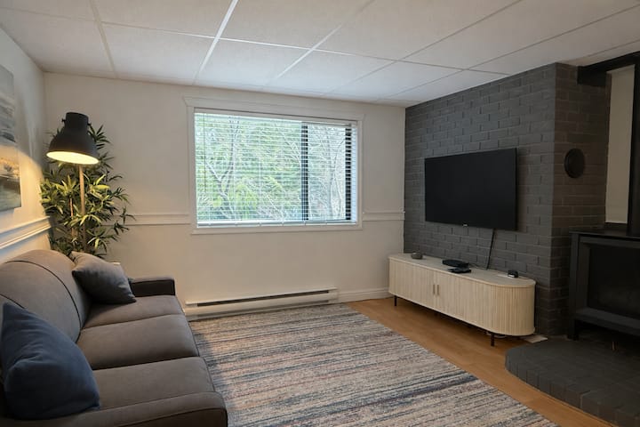 Spacious Coastal Suite With Gas Fireplace - Ucluelet