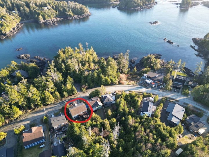 Spacious Coastal Suite With Gas Fireplace - Ucluelet