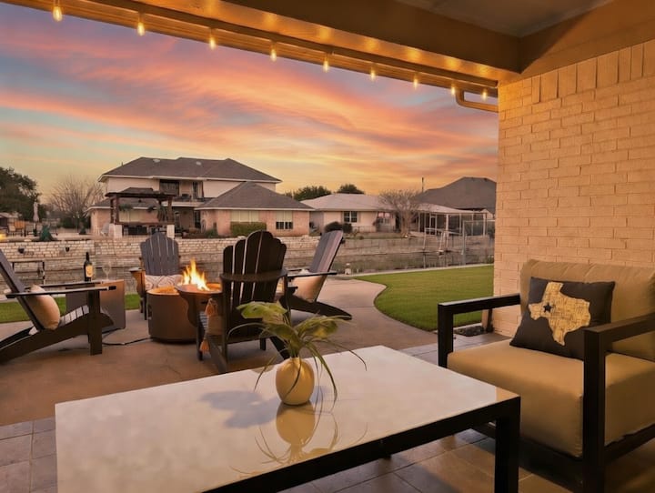 Amazing Location! 4br On Water-in Town-boat Lift! - Granbury, TX