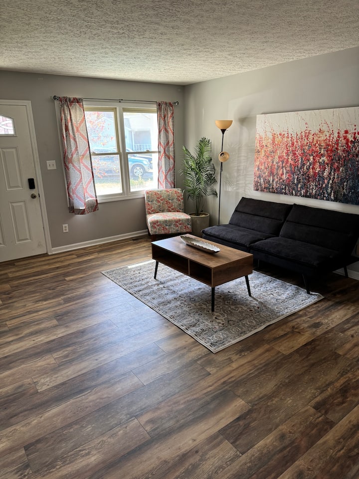 Home And Hangout In Bloomington - ブルーミントン, IN