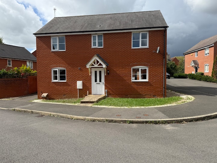 Four Bedroom Detached House In Lovely Locality - Aylesbury