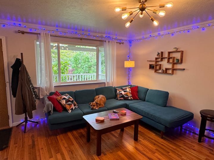 Midcentury Haven, Plus A Doggo! - Portland, OR