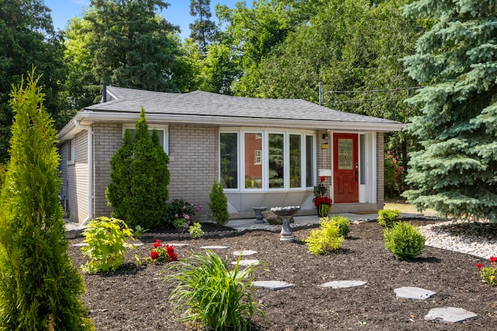 Modern & Cozy 3 Br Retreat Near Uofg And Downtown - グエルフ