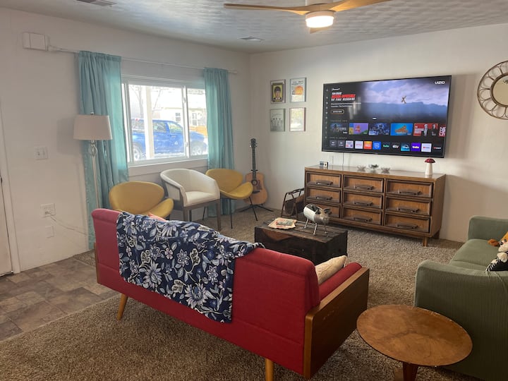 Pet Friendly Downtown Retro Flat - 러브랜드