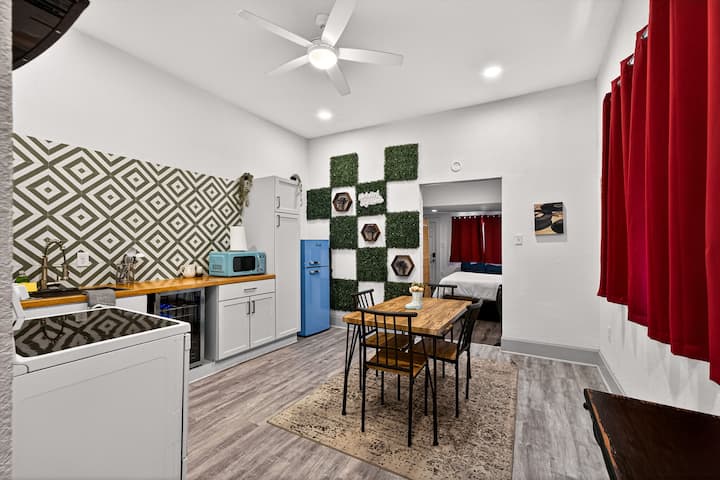 Historic Sa Apt | 30+ Day Stay Central & Airport - San Antonio, TX