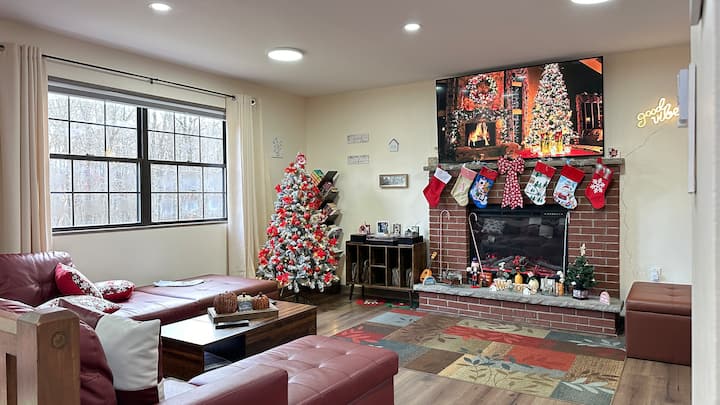 Cozy Cottage With Hot Tub Sauna Game Room Bikes - Pennsylvania