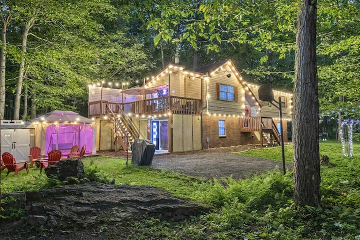 Cozy Cottage With Hot Tub Sauna Game Room Bar - Tobyhanna, PA