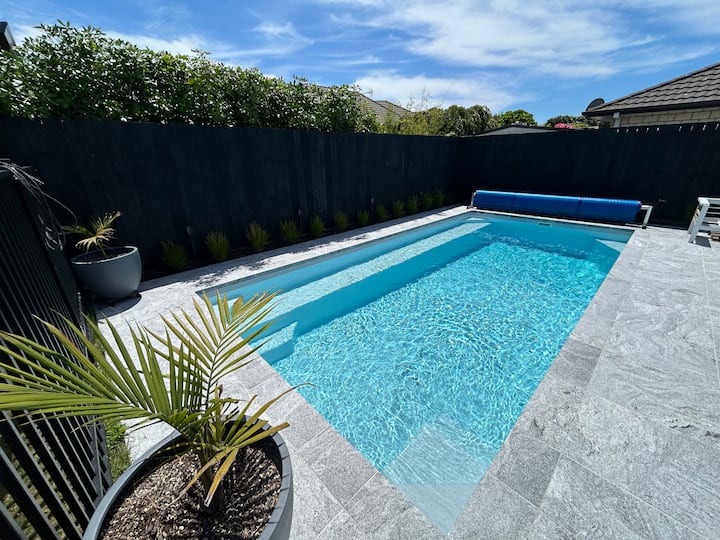 Holiday Haven: Beach Getaway With A Pool - Papamoa