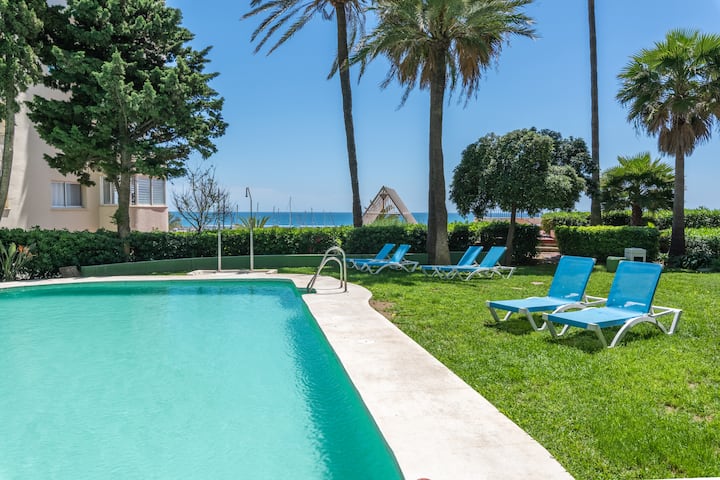 Apartamento Con Terraza Y Piscinas En El Puerto - Estepona