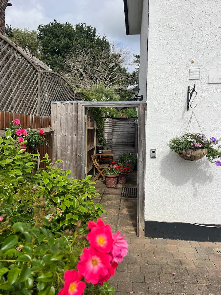 Lynwood Studio Apartment - Thames Ditton