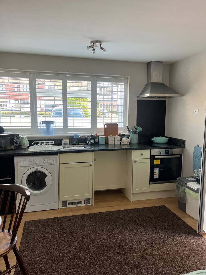 Lynwood Studio Apartment - Thames Ditton